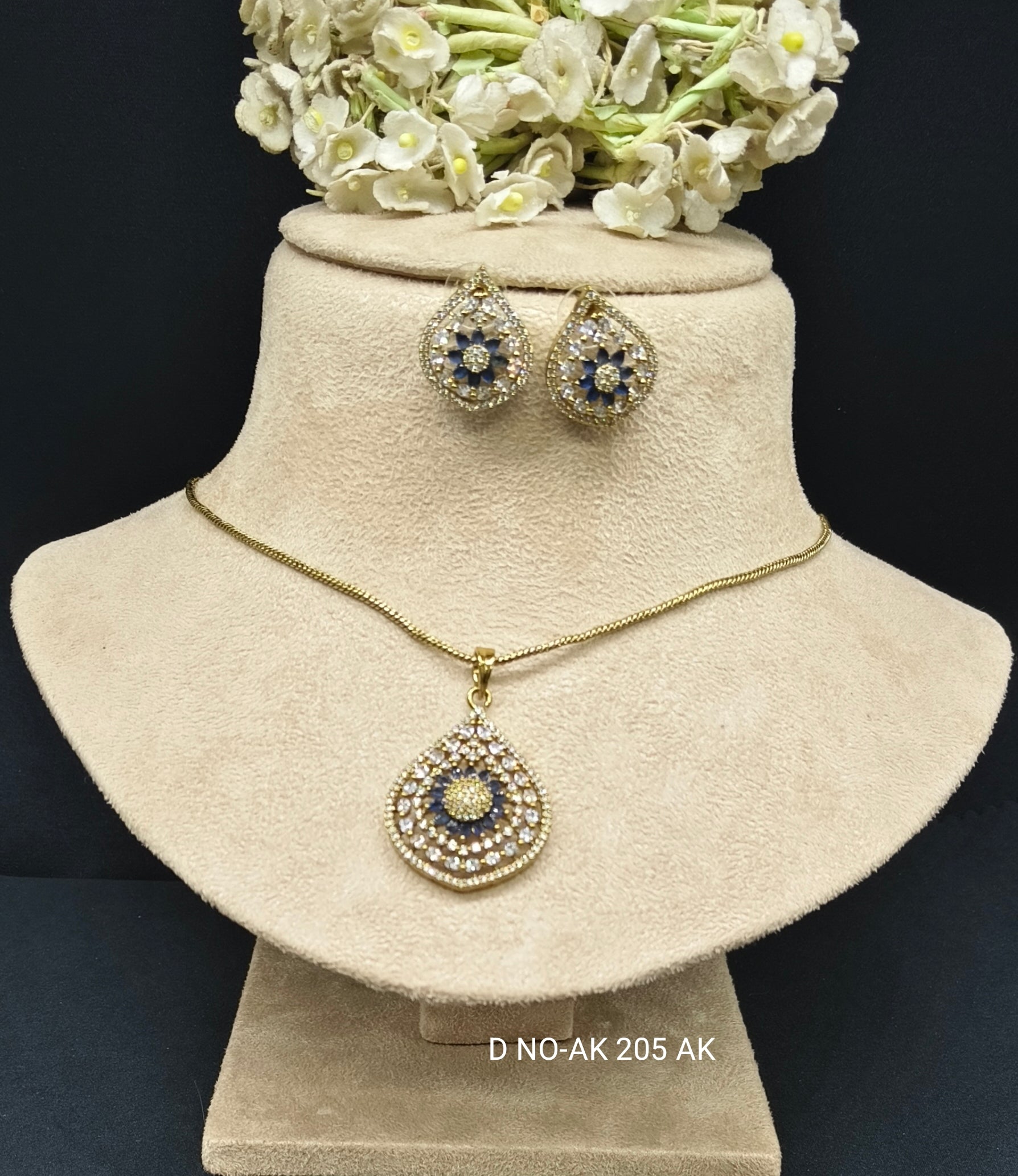 Pendant set – rchie creation llp
